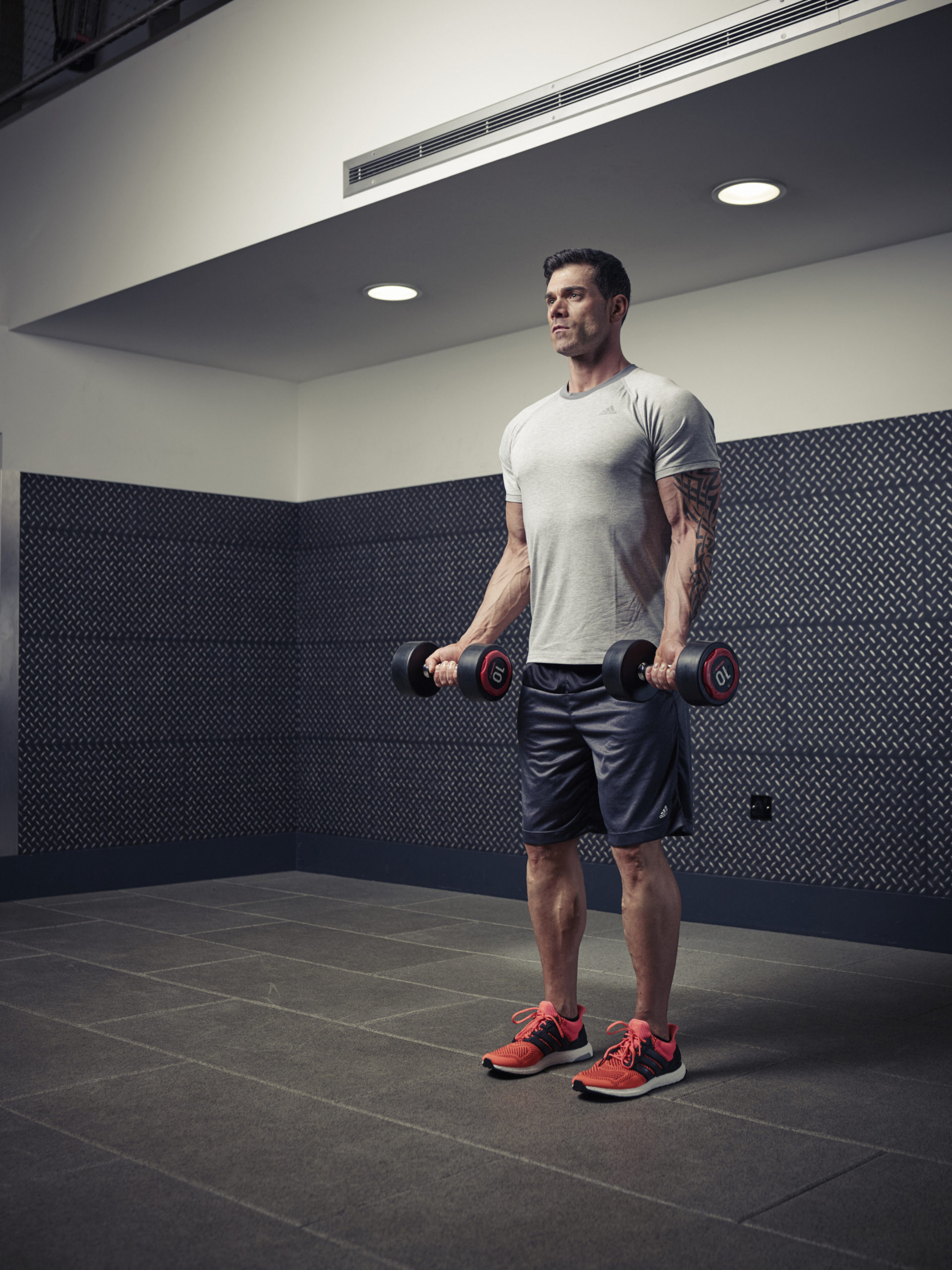 Use the dumbbell bicep curl to build big and strong arms